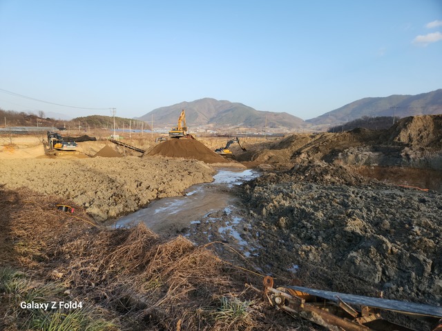 옥천 농지나 산림모래 채취장 발생 사업장 폐기물 오니류 야적 방치